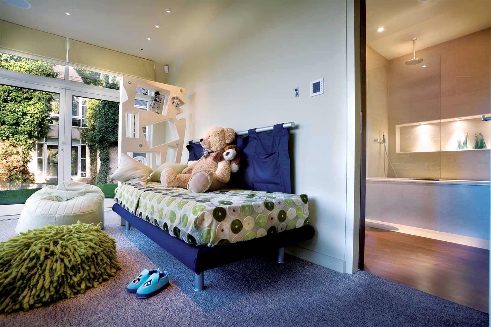 Highgate House: Luxury 90's Home Revamped by René Dekker