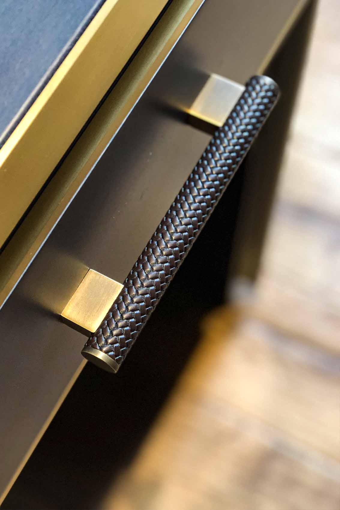 Classic Desk: Desk Design for Luxury Office Space